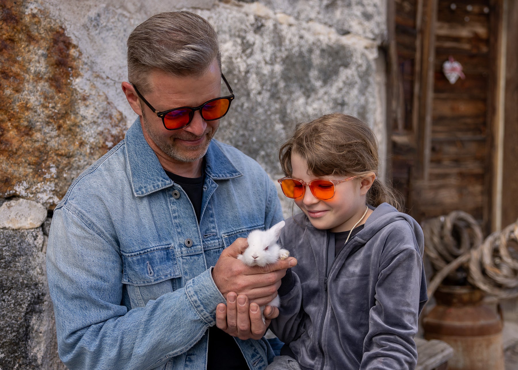 Suomessa suunniteltu sinivalolasimallisto ja klipsilinssit